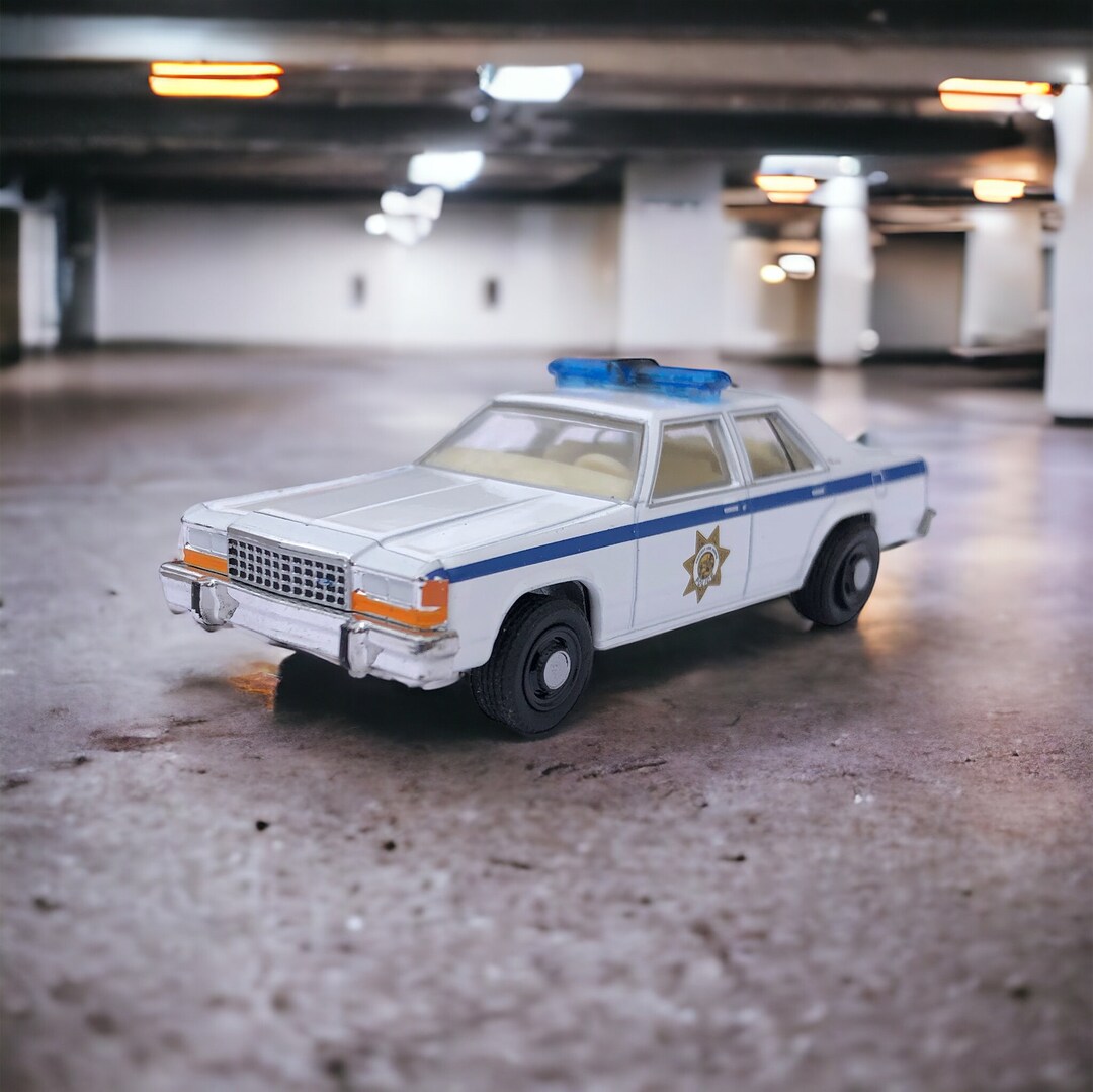 1983 Ford Crown Victoria Police Car Terminator 2 Judgement Day 1/64 ...