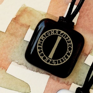 Runa Isa. Runa de Fortaleza y Voluntad. Talismán rúnico de la firmeza y ...