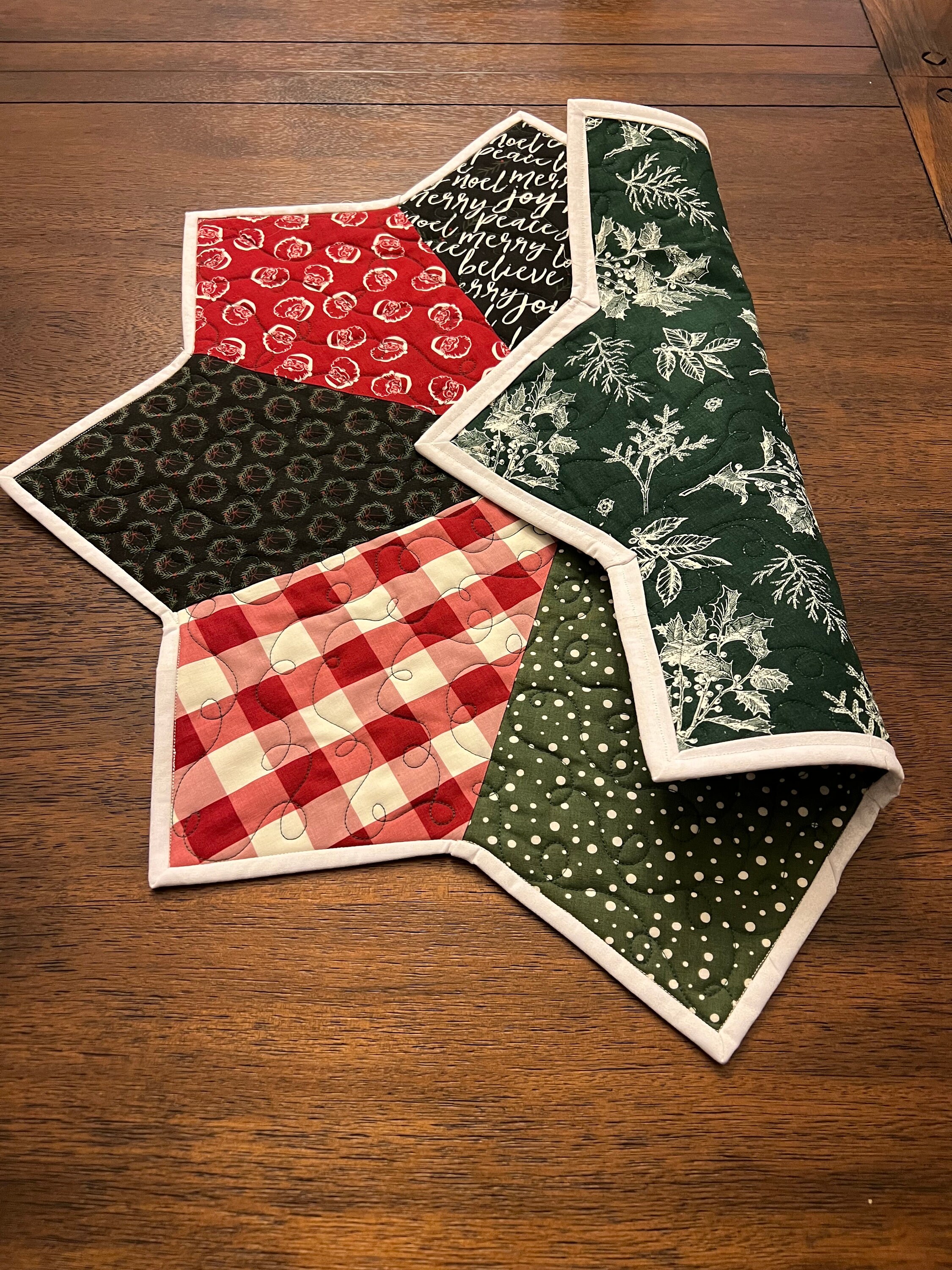 Quilted Christmas Table Topper - Etsy