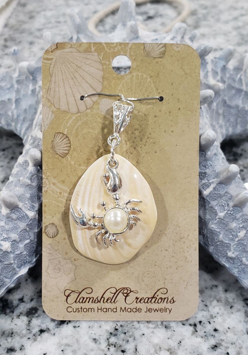 Colgante de concha de almeja pulida con cangrejo - Etsy España