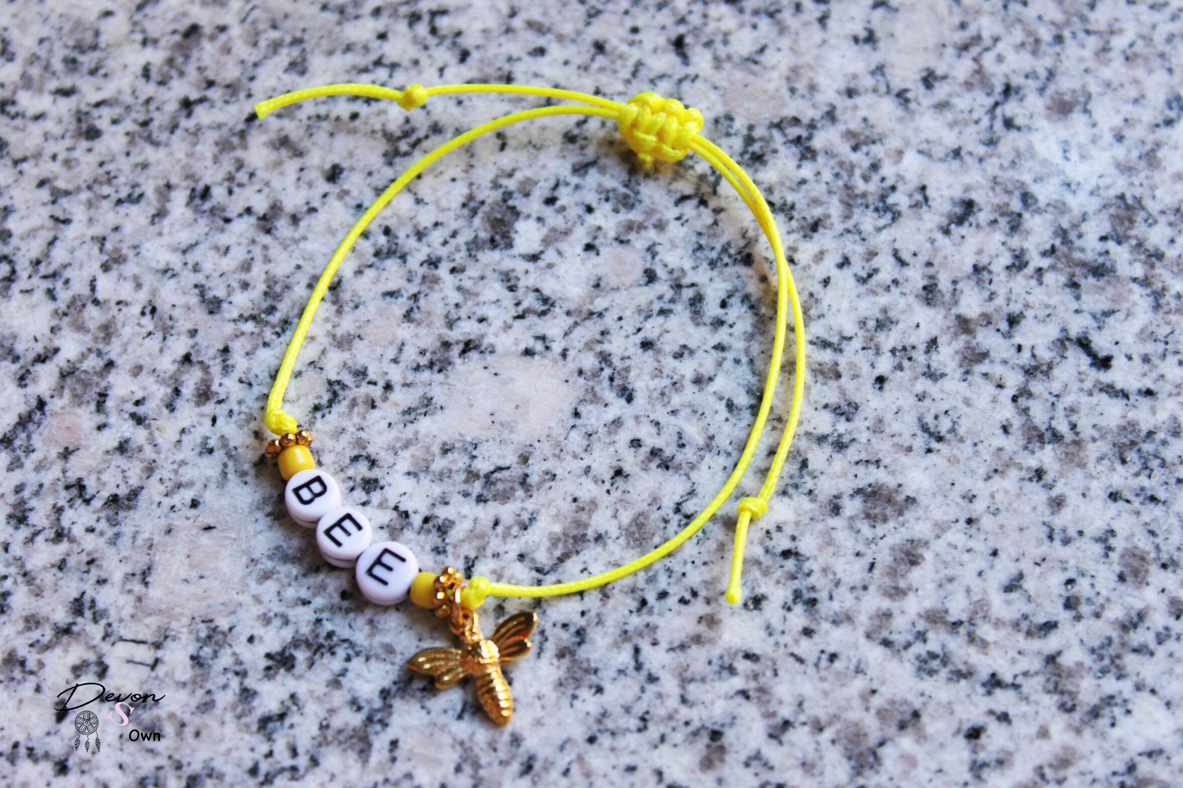 Pulsera de abeja linda en el cordón de cera con el control deslizante ...