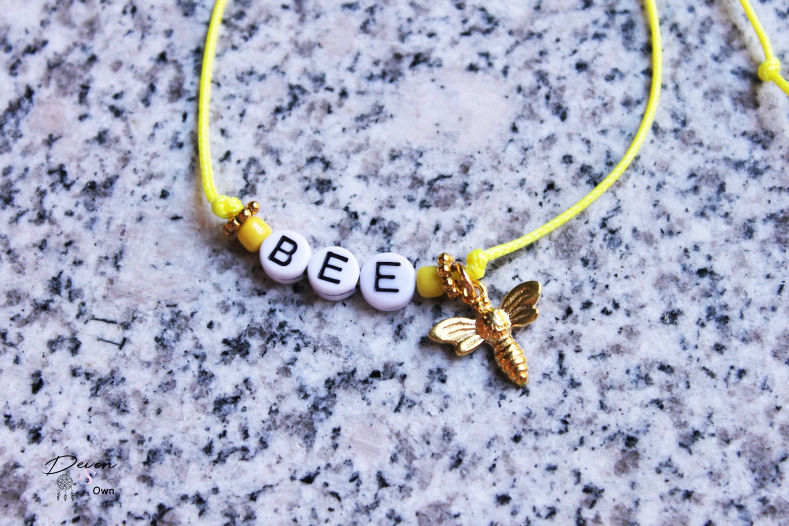 Pulsera de abeja linda en el cordón de cera con el control deslizante ...