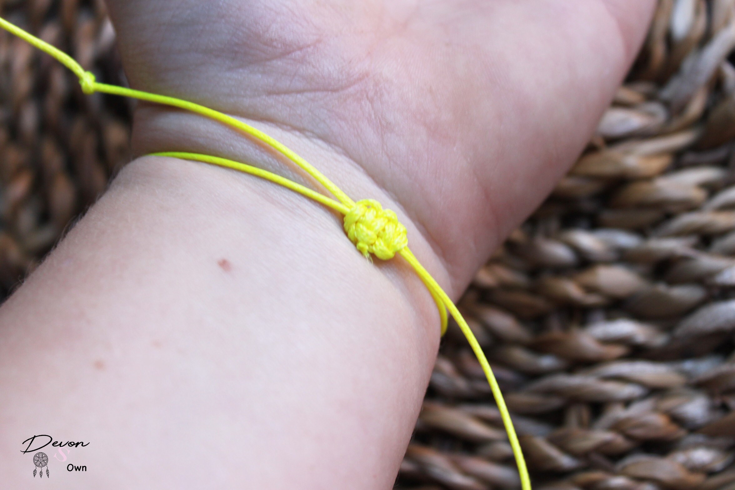 Pulsera de abeja linda en el cordón de cera con el control deslizante ...