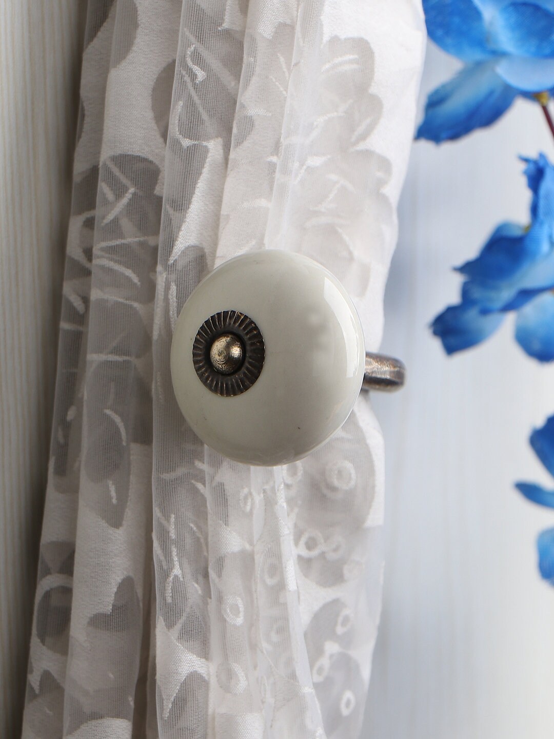 Handmade Solid White Color Round Shape Design Curtain Tie Back Hook ...