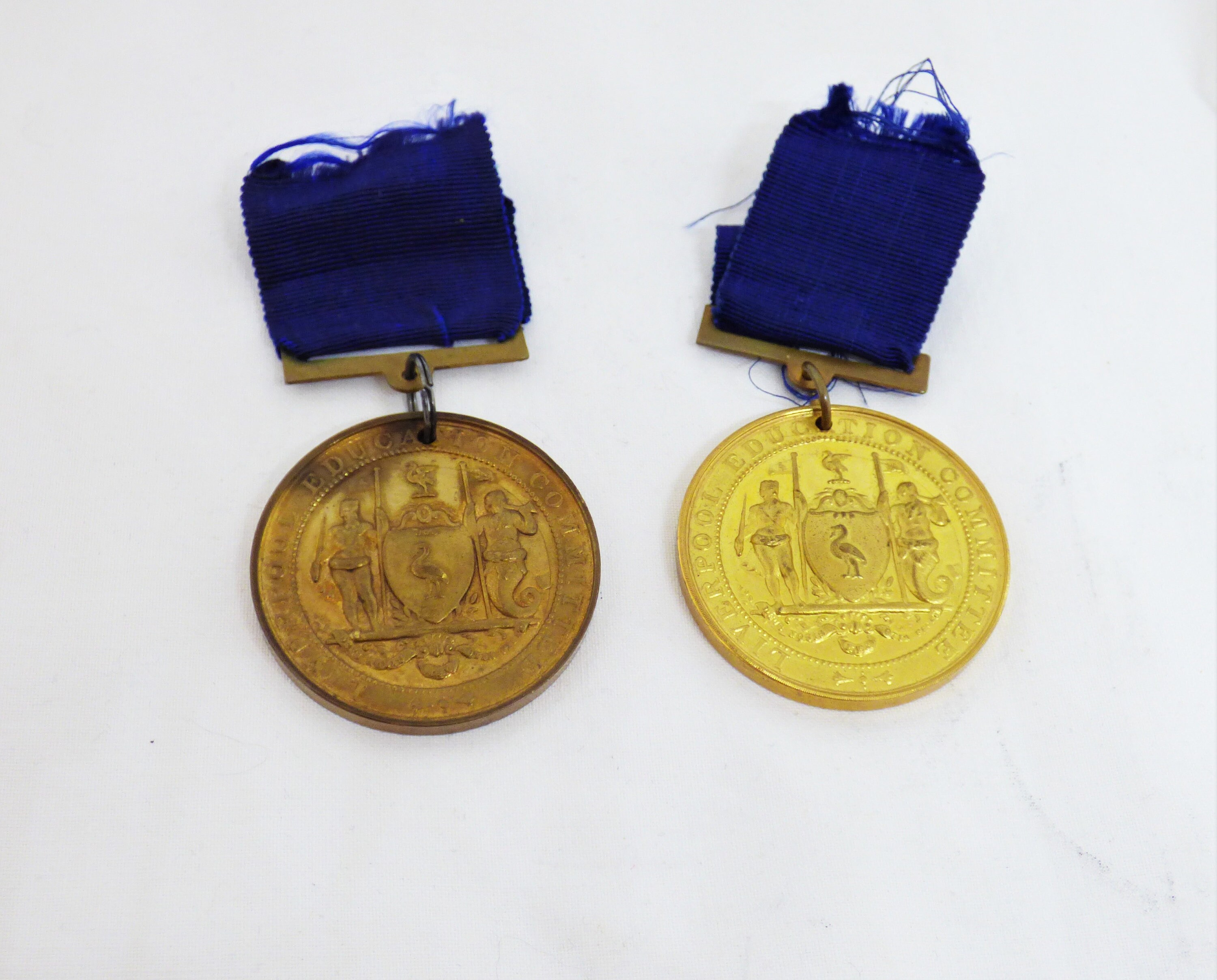 Dos de las grandes medallas redondas doradas Buena Conducta y | Etsy