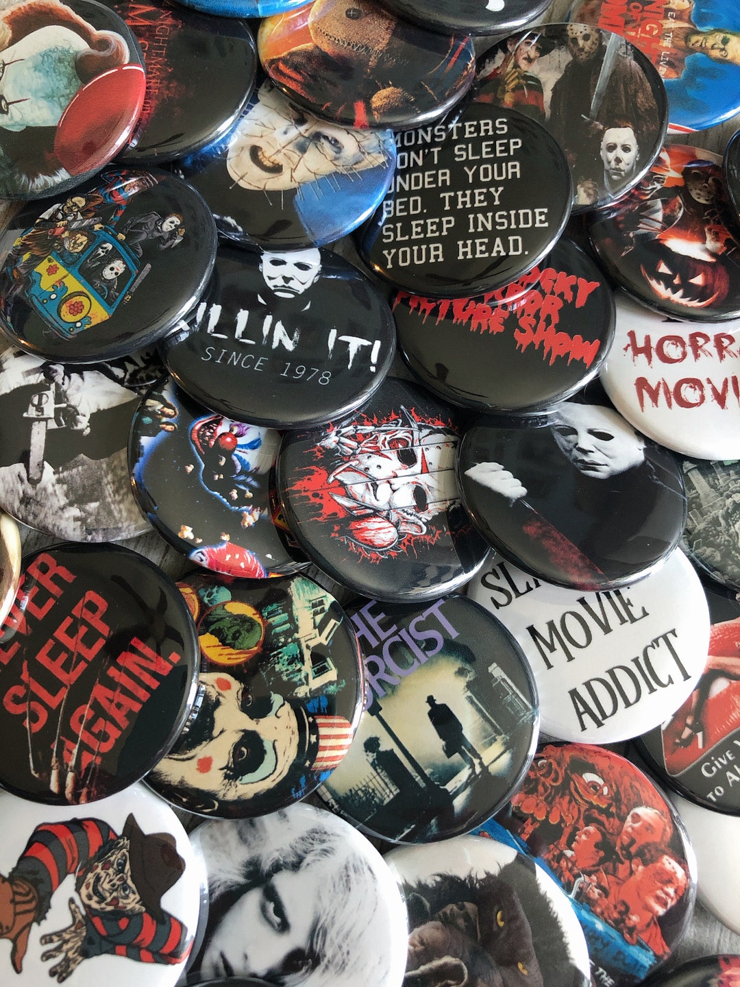 Random Horror Movie Pins 1.5 Halloween-themed Pinback Buttons Spooky ...