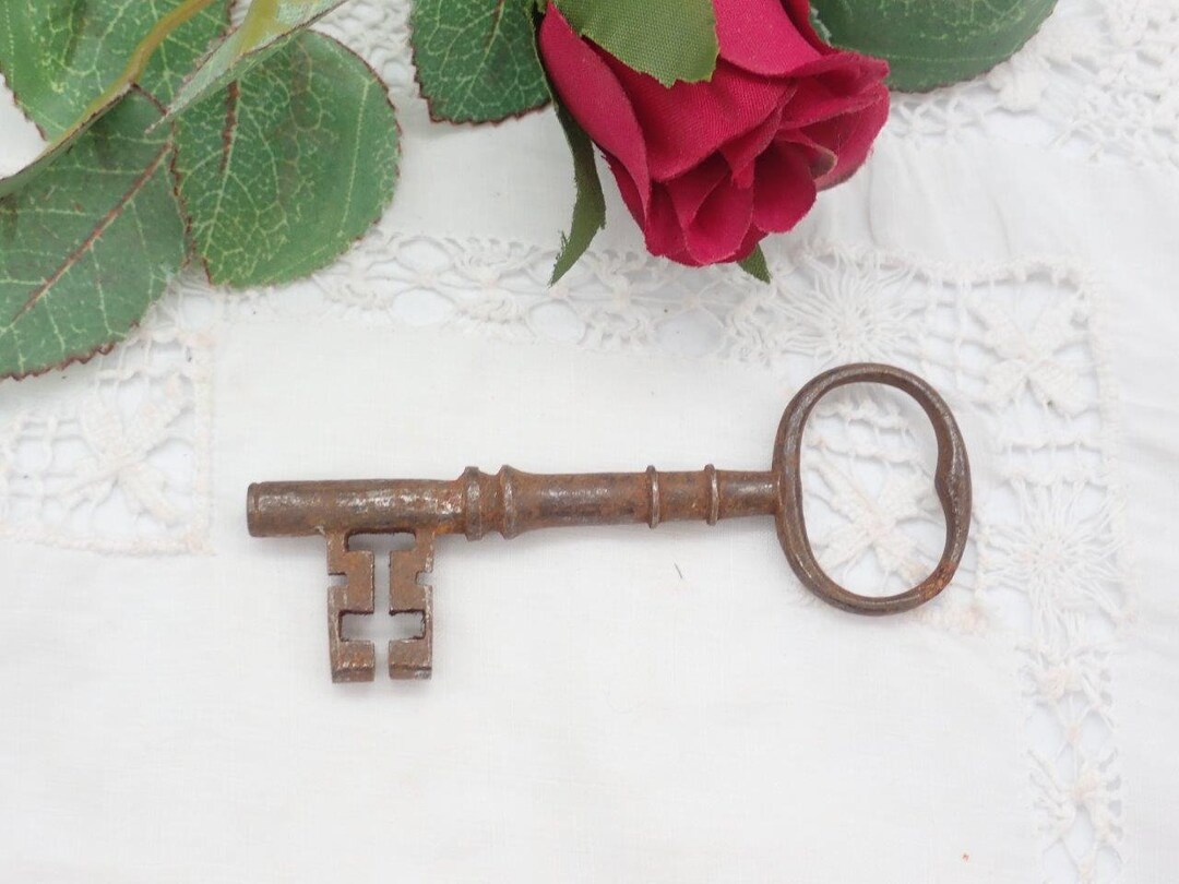 LARGE Antique Gothic Key 3.5 Antique Key Heart Shape - Etsy