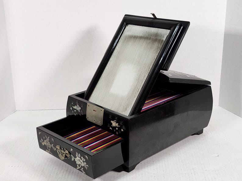 Korean Vintage Black Lacquer & Inlaid Mother of Pearl Jewelry Box With ...