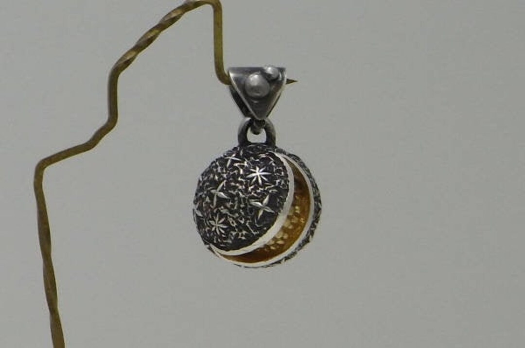 Crescent Moon Smile_p1 s_m-p.81 / Only Pendant Top Without a Chain ...