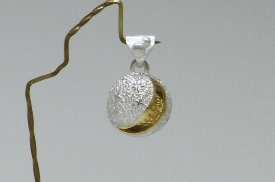 Crescent Moon Smile_p1 White Ver. (s_m-p.84) / Only Pendant Top Without ...