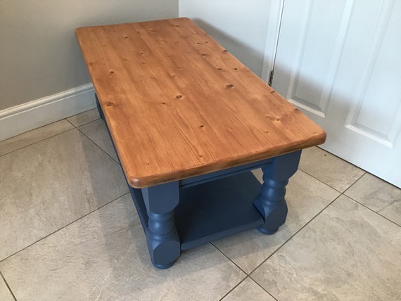 Rustic farmhouse style refurbished pine coffee table. Custom mix Fusion ...