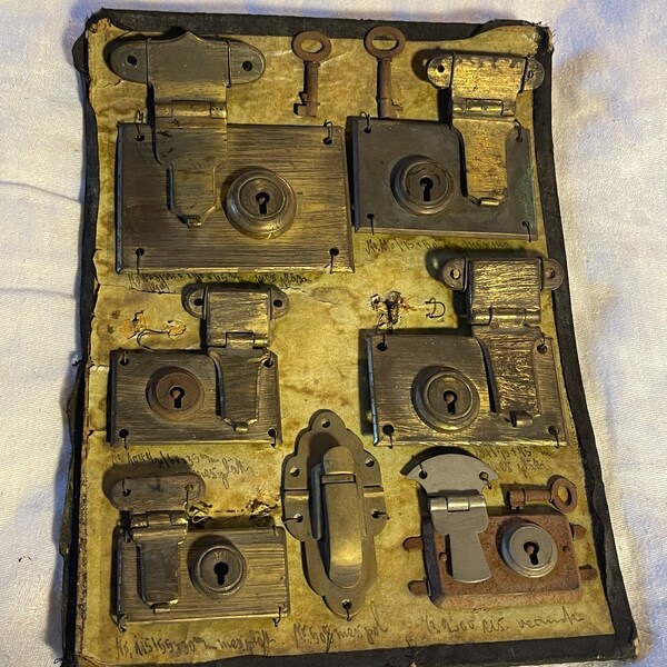 Antique Trunk - Etsy