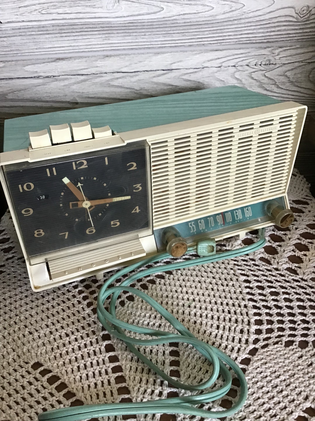 Turquoise and White Clock Radio 1960s General Electric Tube Push Button ...