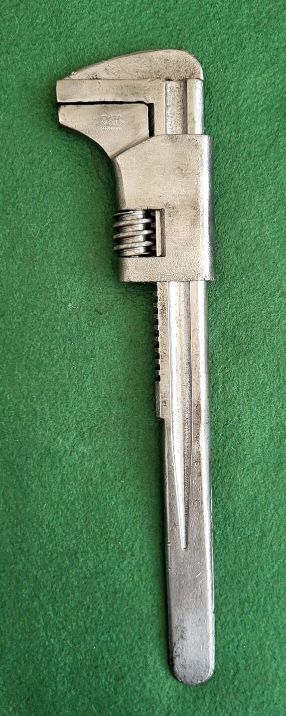 Automatic adjustable spanner store
