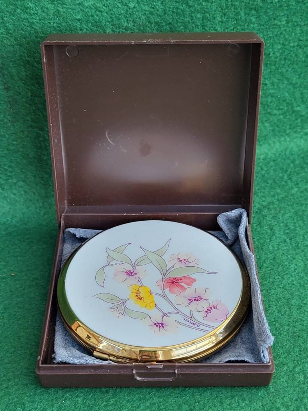 Vintage Stratton Powder Compact With Flowers Scene to Lid, Signed G ...