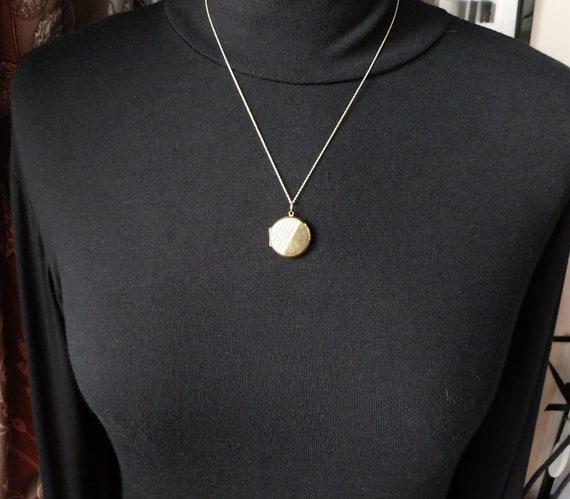 Antique 9ct Gold LOCKET - Circular with Art Deco Desi… - Gem