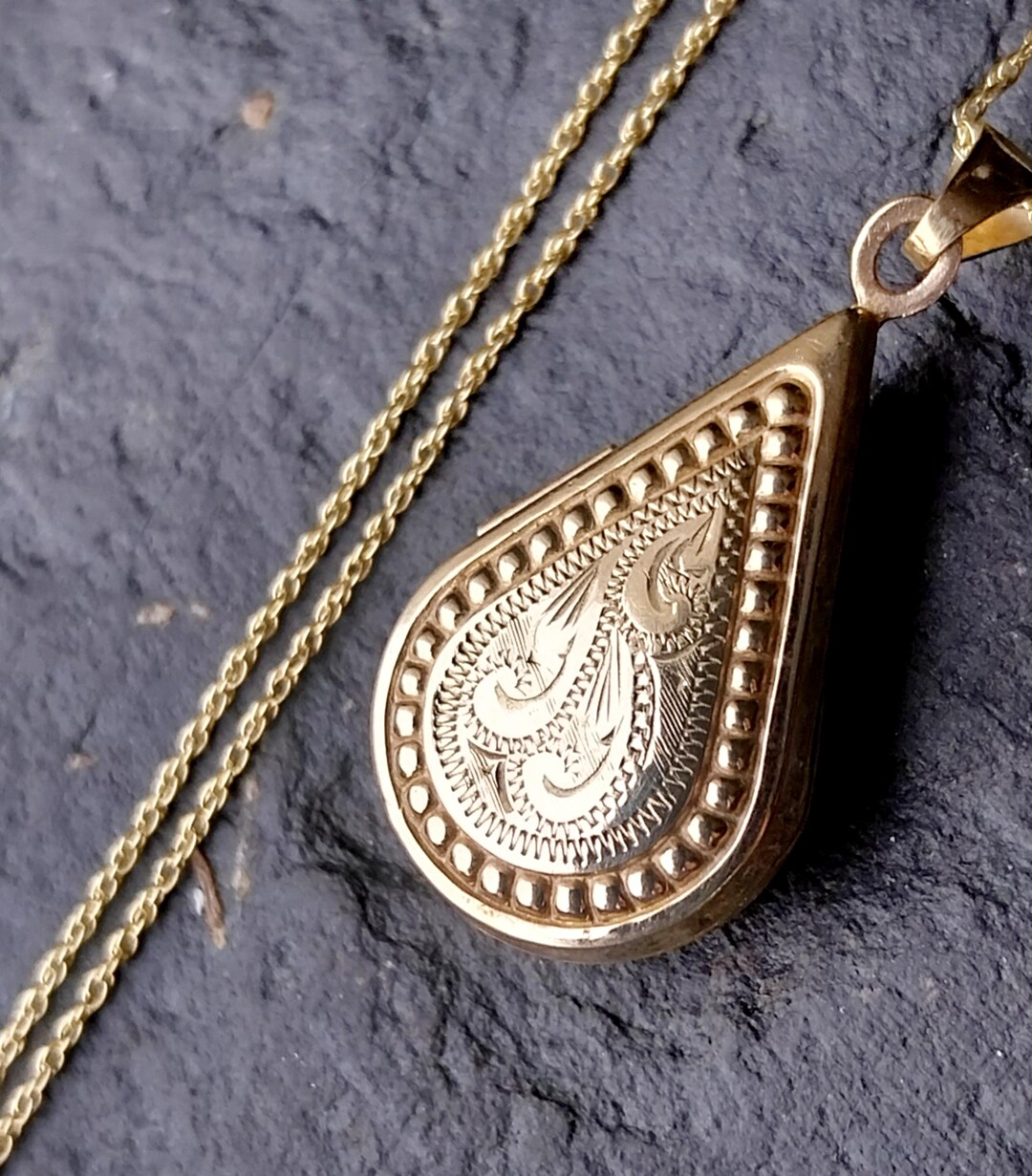 Vintage 9ct Gold Teardrop LOCKET Necklace - With Scroll Engraving on 18 ...