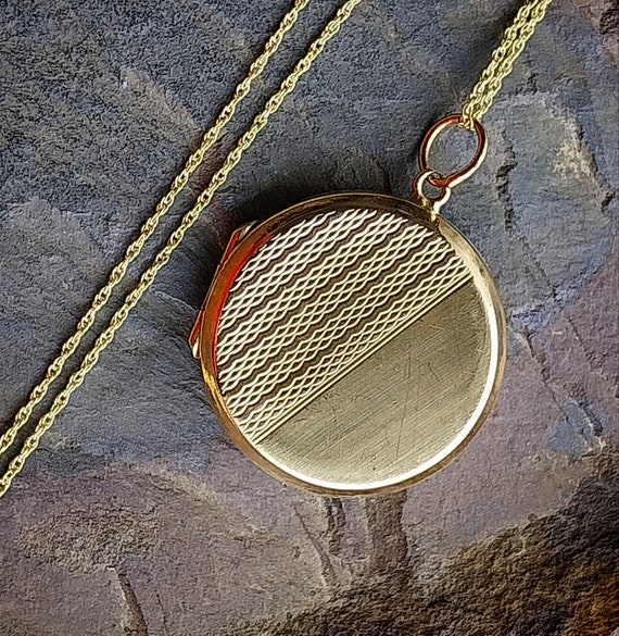 Antique 9ct Gold LOCKET - Circular with Art Deco Desi… - Gem