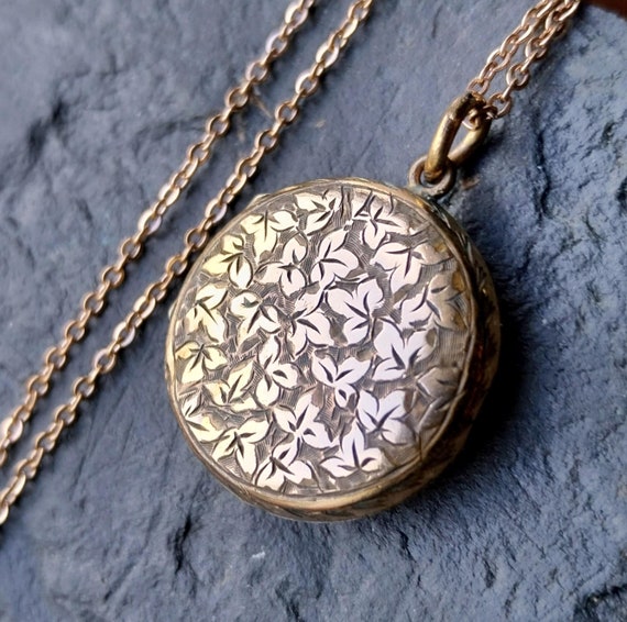 ANTIQUE LOCKET with Ivy Leaf Pattern - Pinchbeck Gilt… - Gem