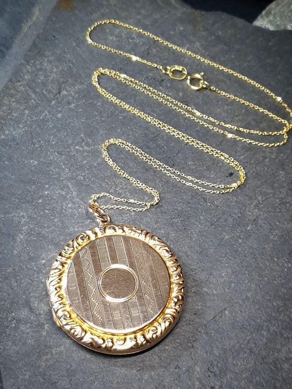 Antique 9ct Gold LOCKET - Circular with Art Deco Desi… - Gem