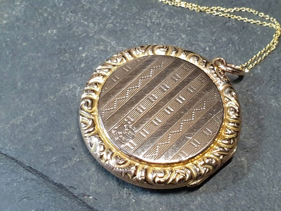 Antique 9ct Gold LOCKET - Circular with Art Deco Desi… - Gem