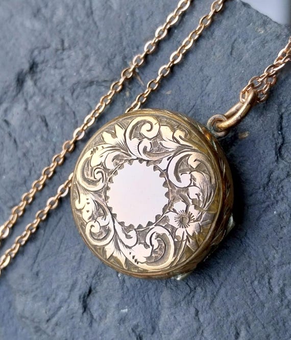 ANTIQUE LOCKET with Ivy Leaf Pattern - Pinchbeck Gilt… - Gem