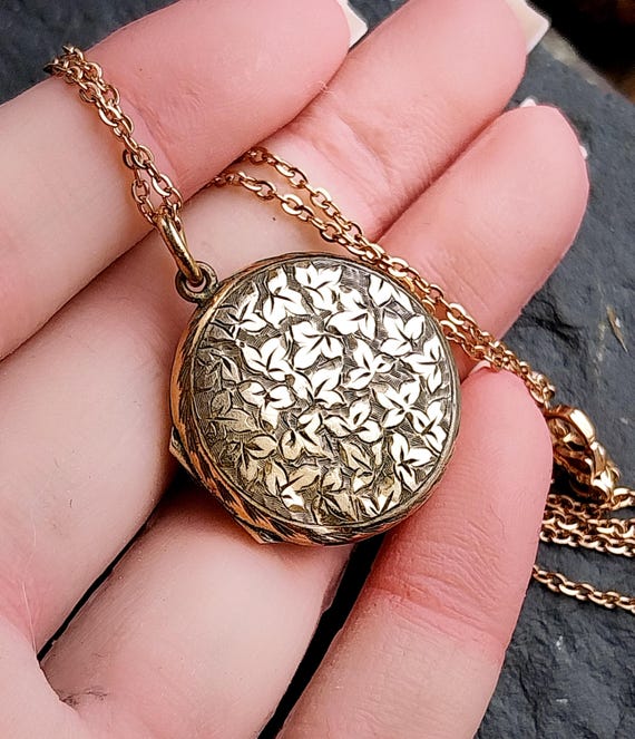 ANTIQUE LOCKET with Ivy Leaf Pattern - Pinchbeck Gilt… - Gem