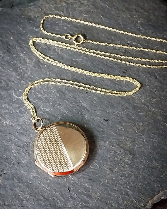 Antique 9ct Gold LOCKET - Circular with Art Deco Desi… - Gem