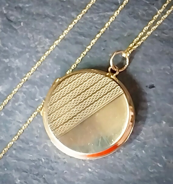 Antique 9ct Gold LOCKET - Circular with Art Deco Desi… - Gem
