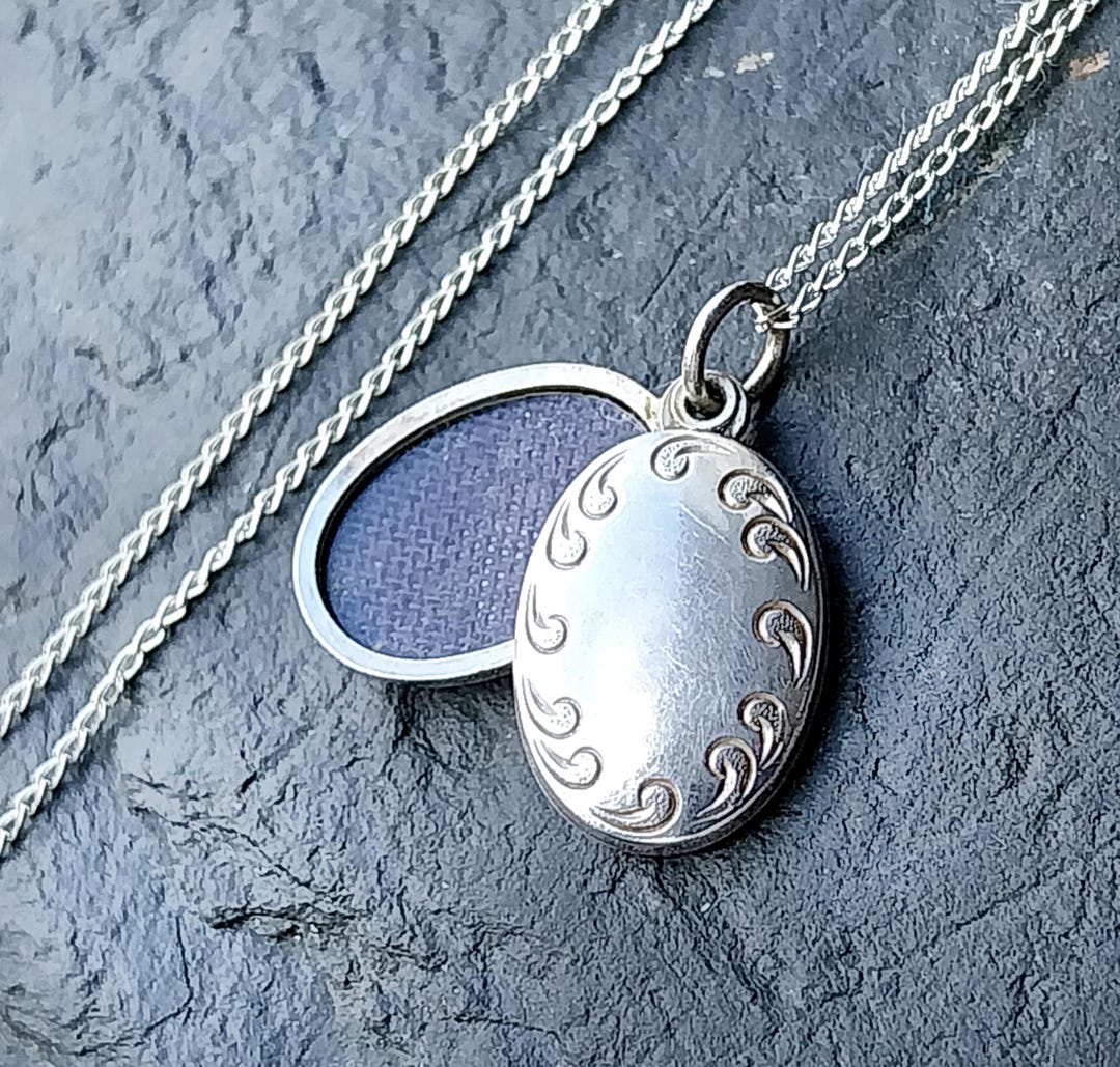 Sterling SILVER Oval LOCKET Small on 16" Chain - 2.3g - Etsy