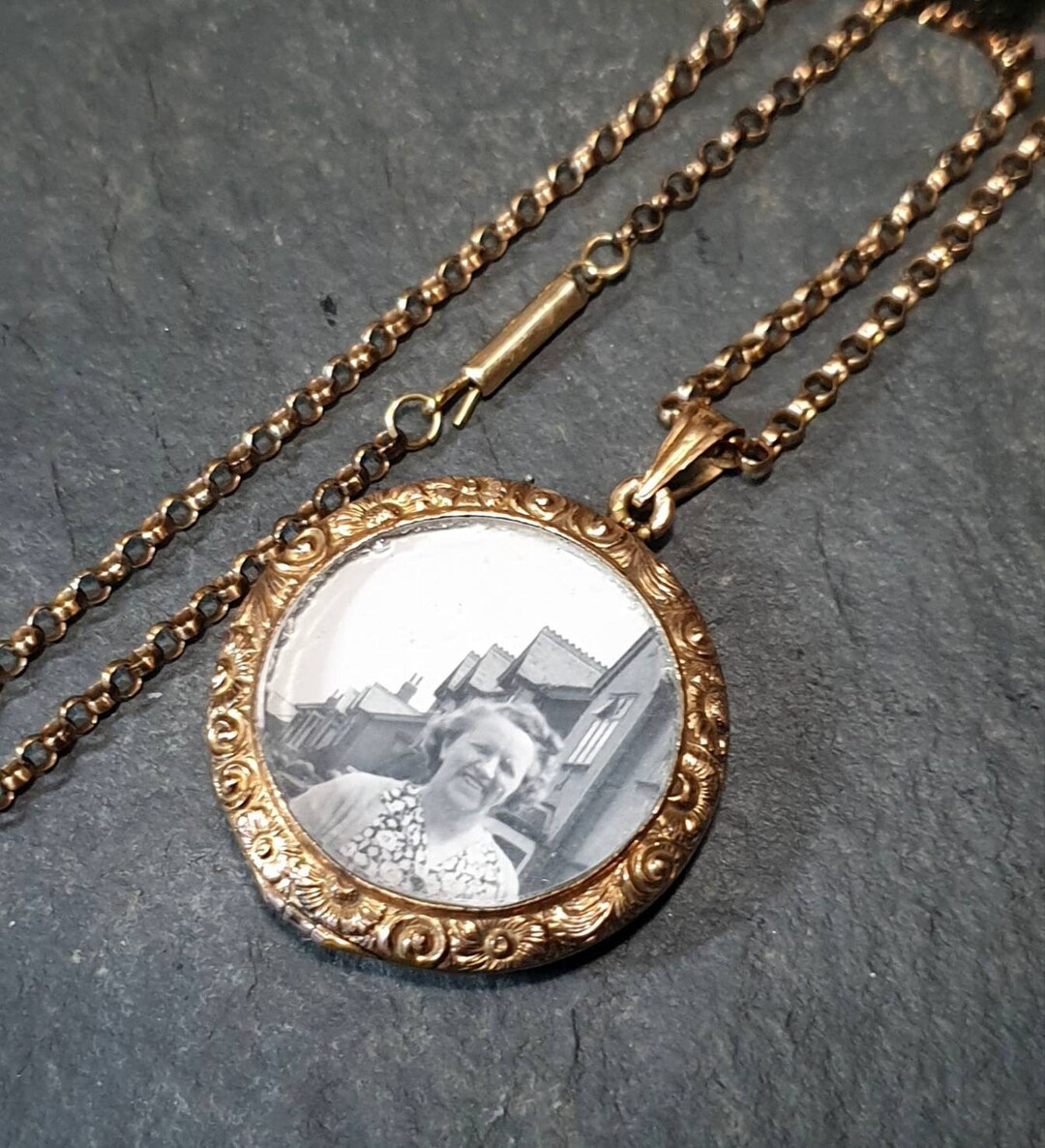 Antique 9ct Rolled GOLD Photo Locket Holds 4 Photos on Barrel Clasp ...