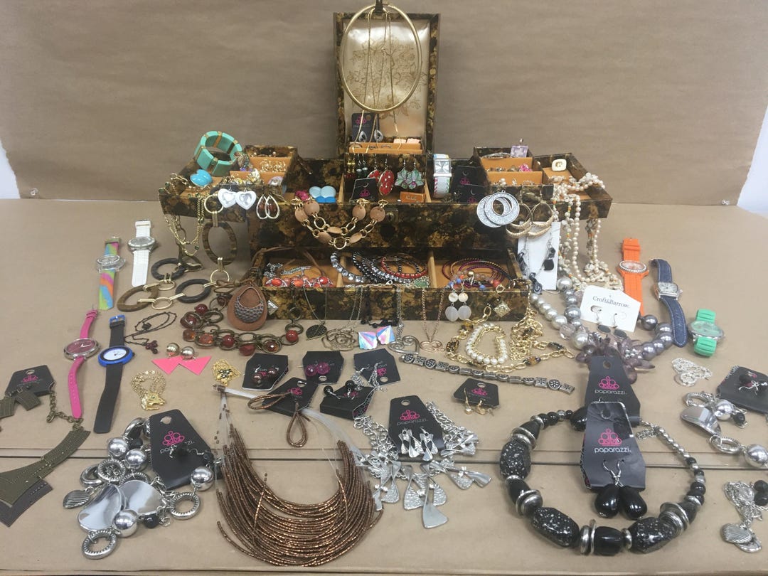 Vintage mod Jewelry 175pc Lot Necklaces Rings Bracelets Earrings in ...