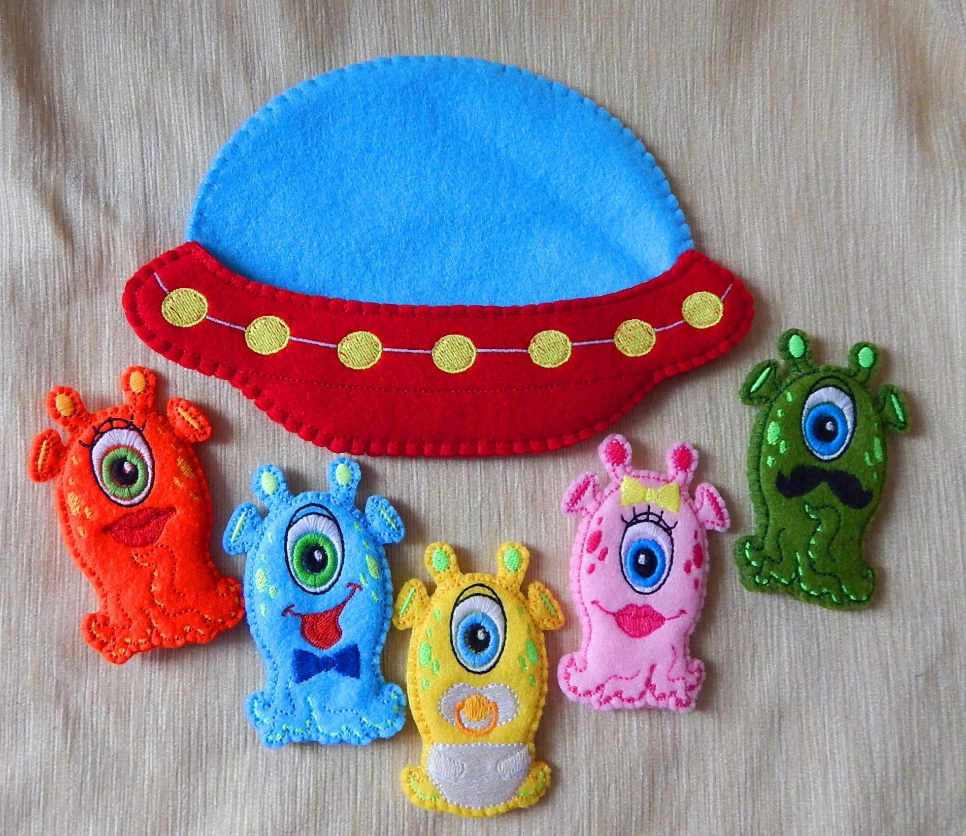 Alien family with a space ship. Alien family finger puppets. | Etsy