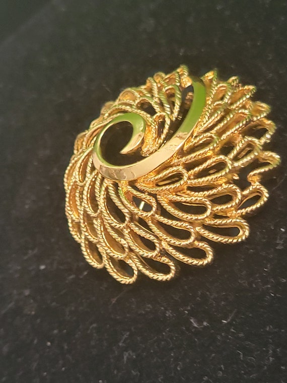 Vintage Trifari Stamped Gold Tone Swirl Brooch - Gem
