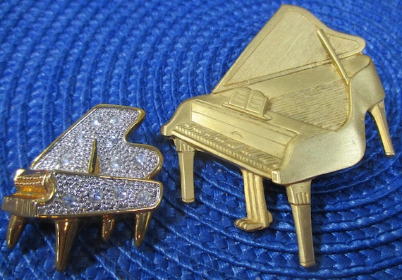 Vintage Grand Piano Duo, Gold-toned pins. Brushed Gol… - Gem