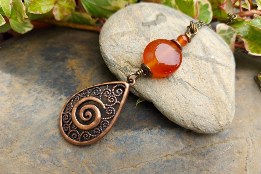 Collier bohème cornaline, pendentif pierre orange, collier spirale ...