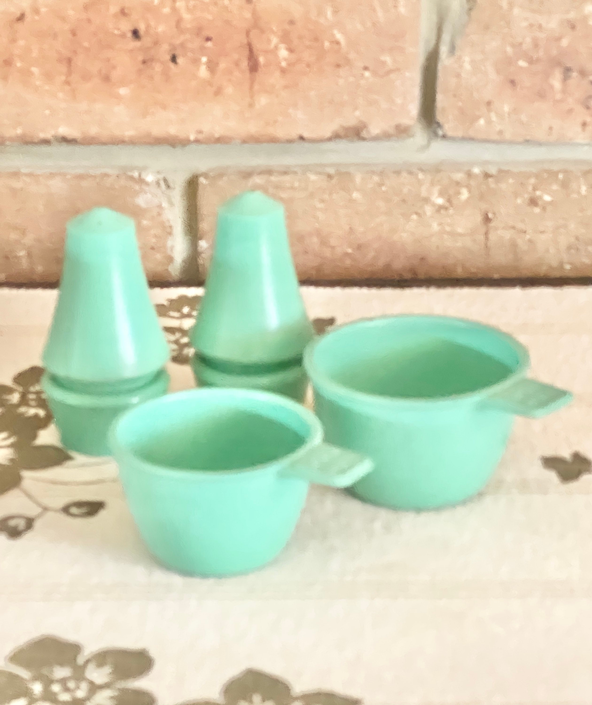 Art Deco era Helix bakelite green measuring cups and salt & pepper shakers