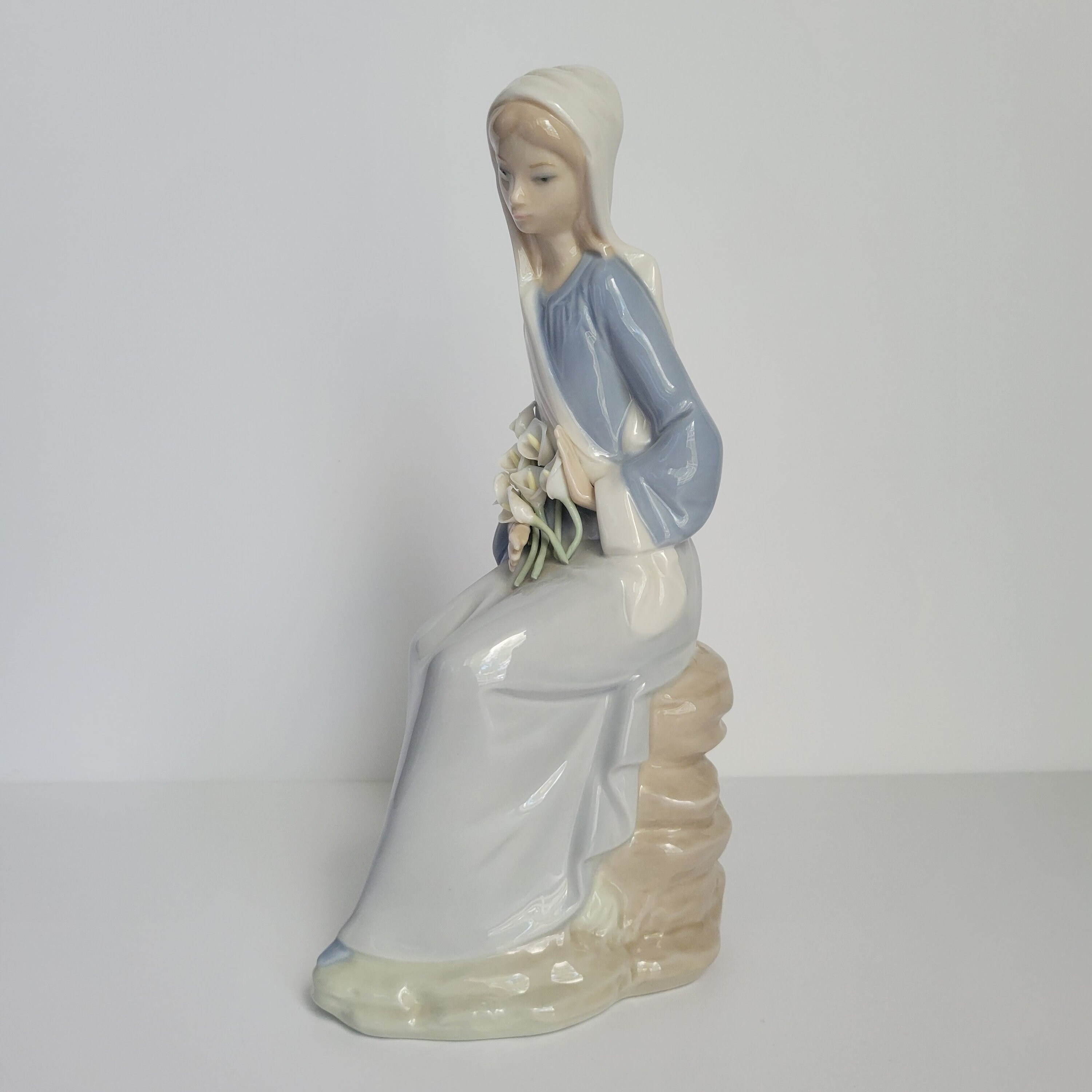 Girl With Lillies, Sitting - LLADRO Porcelain Figurine - Ref. No. 4972 ...
