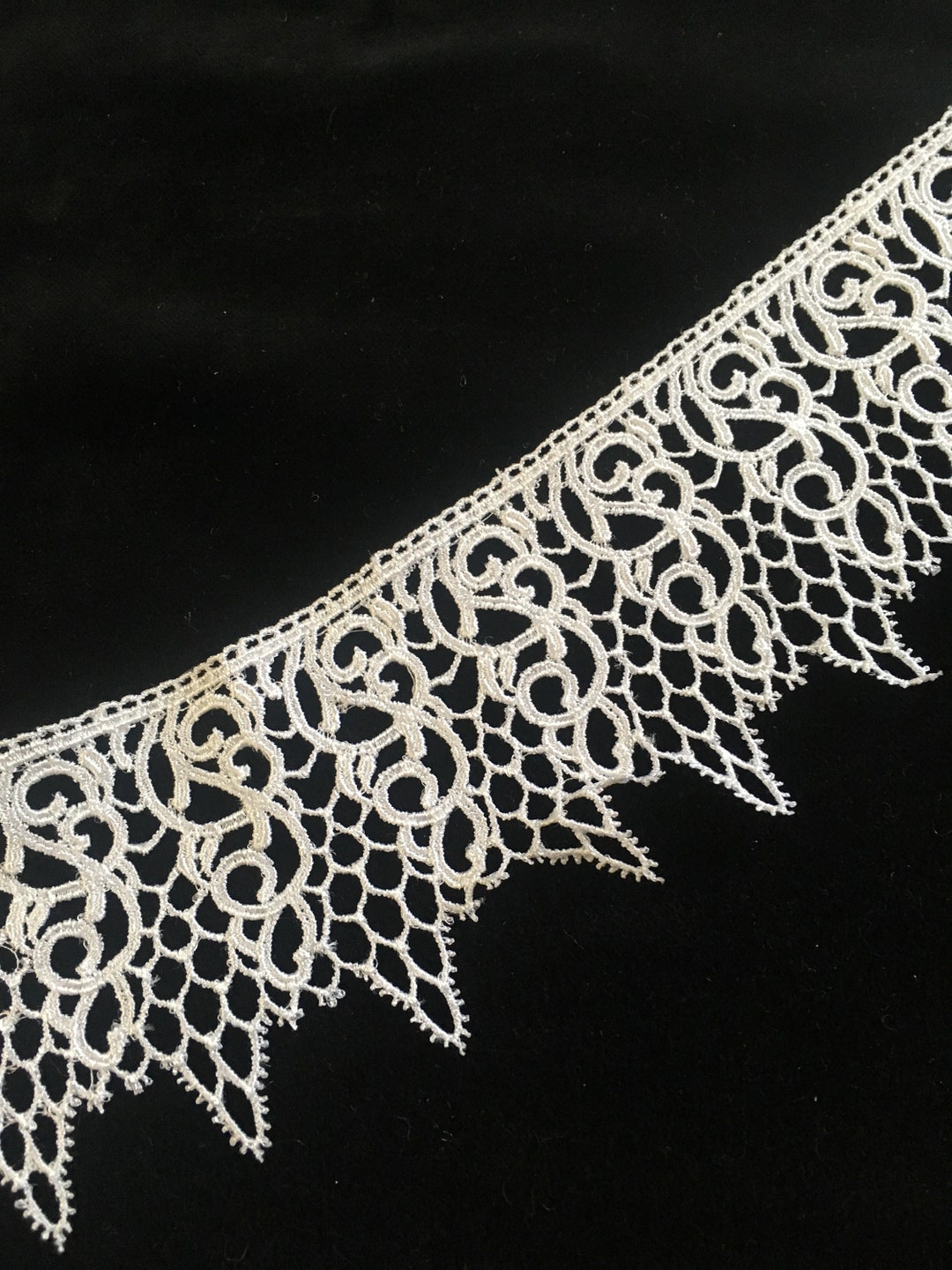 Subtle Off-white Pointe De Venise Lace in a Beautiful Swirled Pattern ...