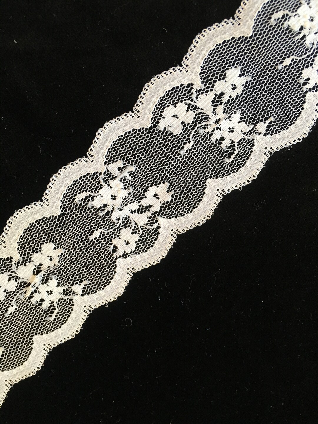 Encaje Chantilly de acetato de nylon blanco roto. 2 de ancho, lotes de ...
