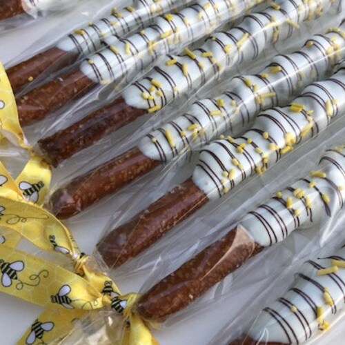1 Dozen Bee Chocolate Pretzels Bee Baby Shower He or She - Etsy