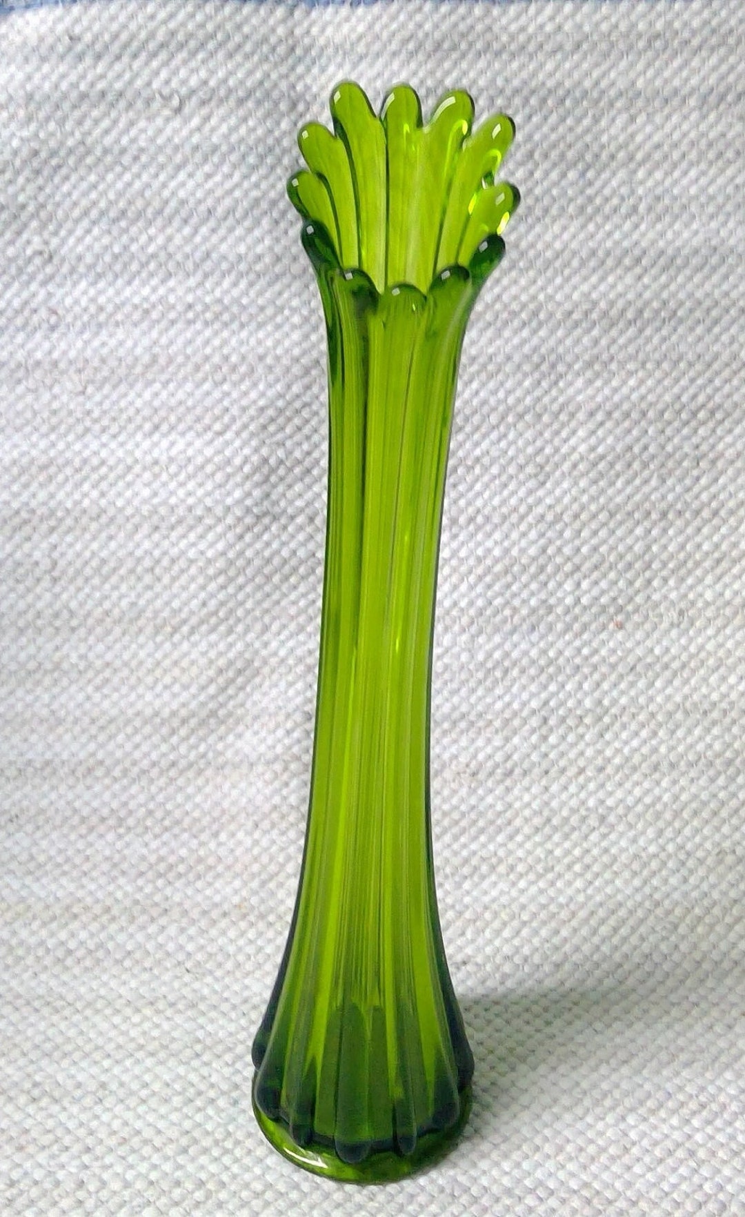 Vintage Green Swing Glass Vase in Gorgeous Avocado Green. - Etsy