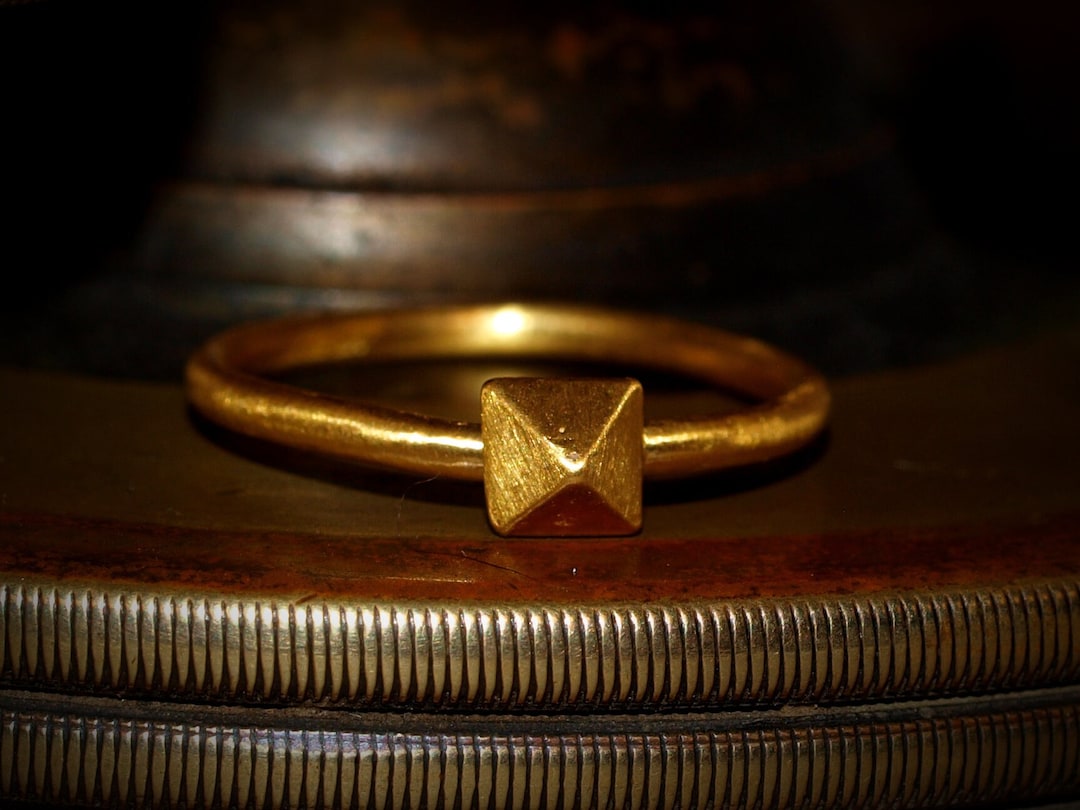 24k Tiny Pyramid Gold Band - Solid Pure Gold - Hand Forged Round Band ...