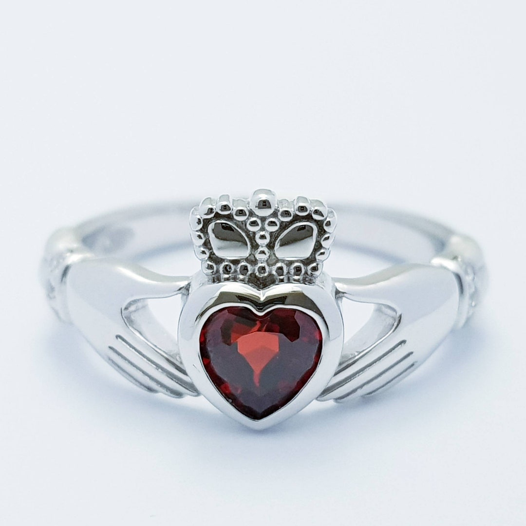 Anillo Claddagh de plata de ley con piedra en forma de corazón granate ...