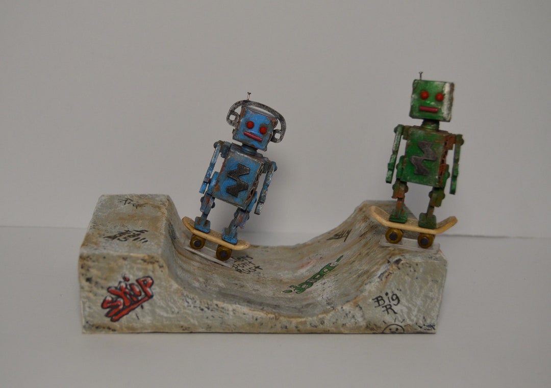 Graffiti Robot Skate Park and 2 Robots on Skateboards Micro Diorama ...