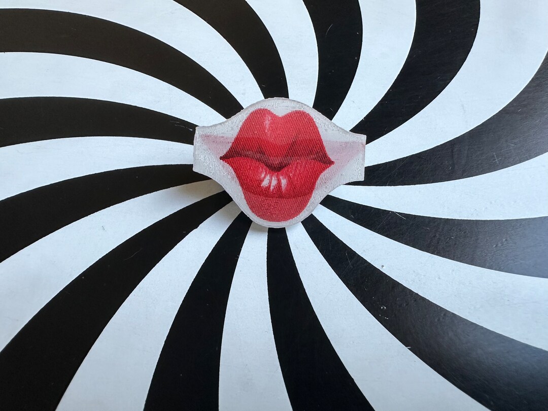Vintage PINBACK Vari Vue 1960s FLICKER Lenticular 3D Pucker up Red Lips ...