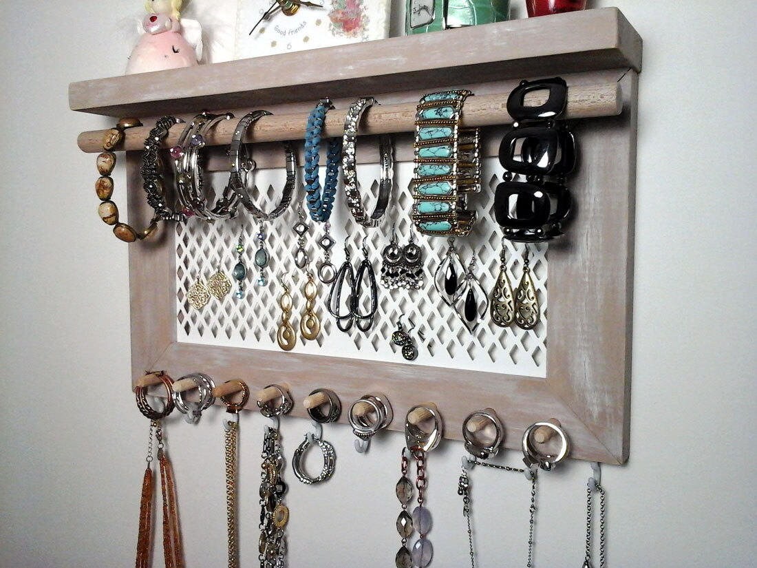Necklace hanger for closet store