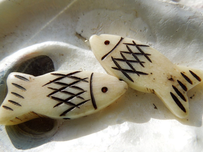 SUPPLY: 8 Carved Bone Fish Batik Bone Beads/ Antiqued White | Etsy