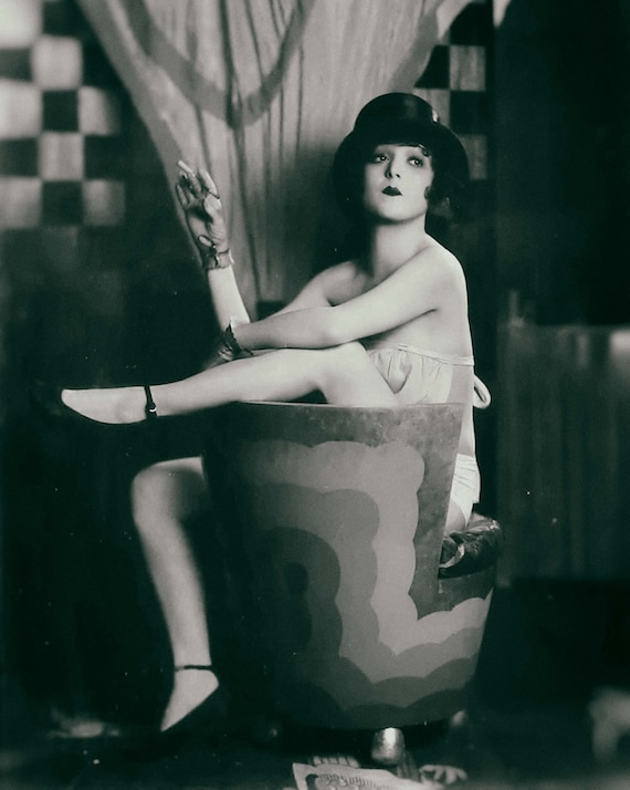 Flapper 1920 Smoking