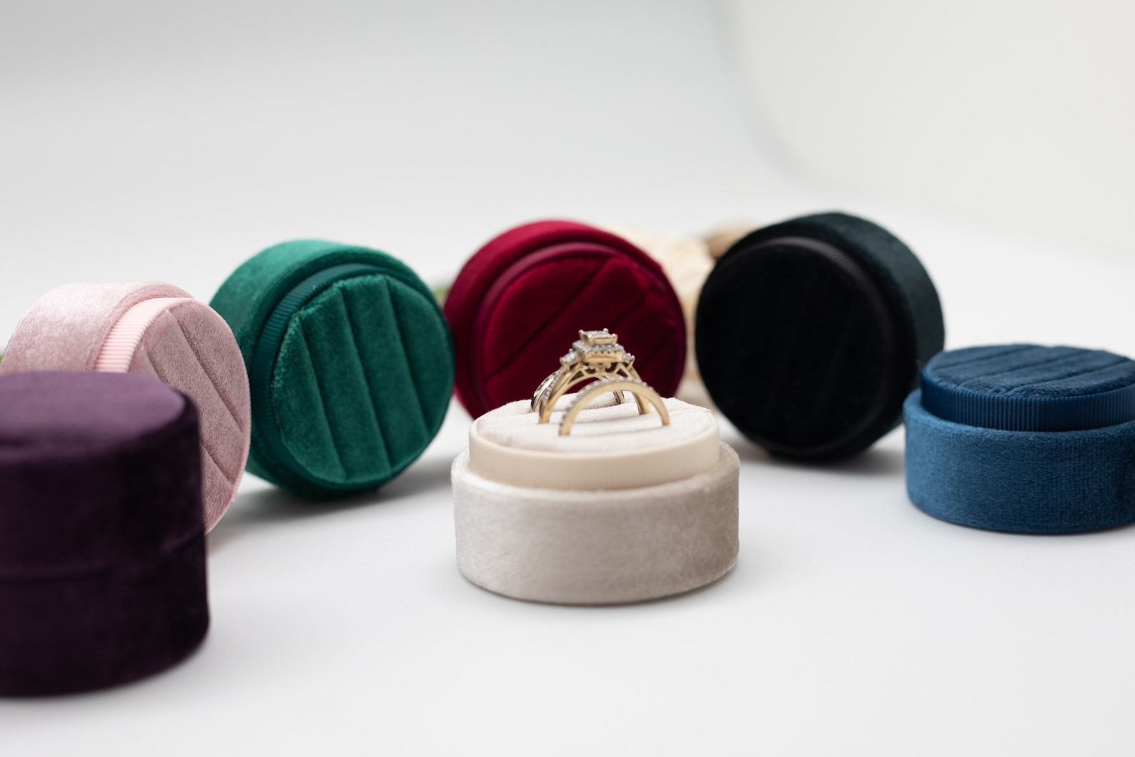 7 Colors Luxury Handmade Keepsake Round Shape Velvet 3 Slots Ring Box ...